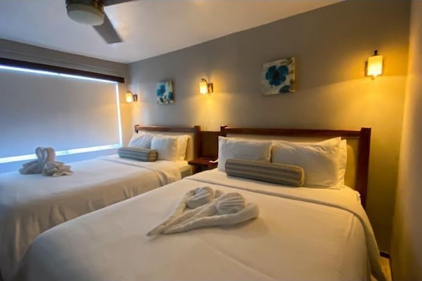 Ocean View Pool Deck: 2 Queens | 1 quarto, roupas de cama de algodão egípcio, roupas de cama premium