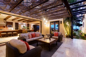 Villa, 4 quartos, em frente à praia | Terraço/pátio interior