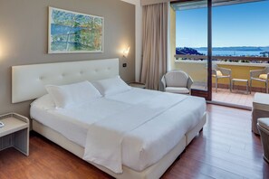 Quarto casal ou duplo, vista para o lago | Edredons de pluma, frigobar, cofres nos quartos