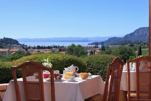 Café da manhã com buffet nos fins de semana (EUR 15 por pessoa) 