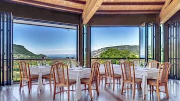 Pequenos-almoços servidos, cozinha italiana, com vista para a piscina