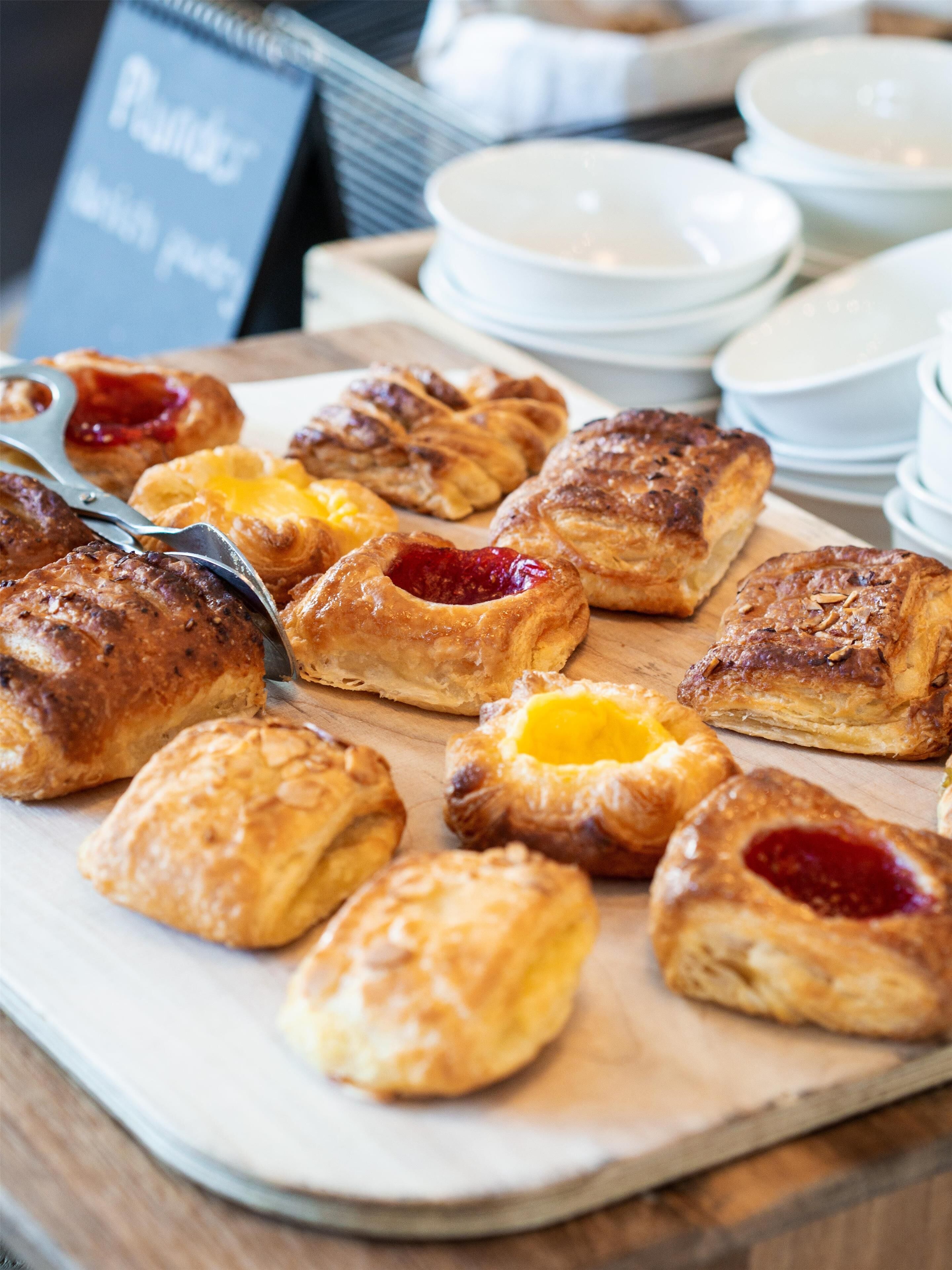 Diversos pastéis sobre uma tábua de madeira.