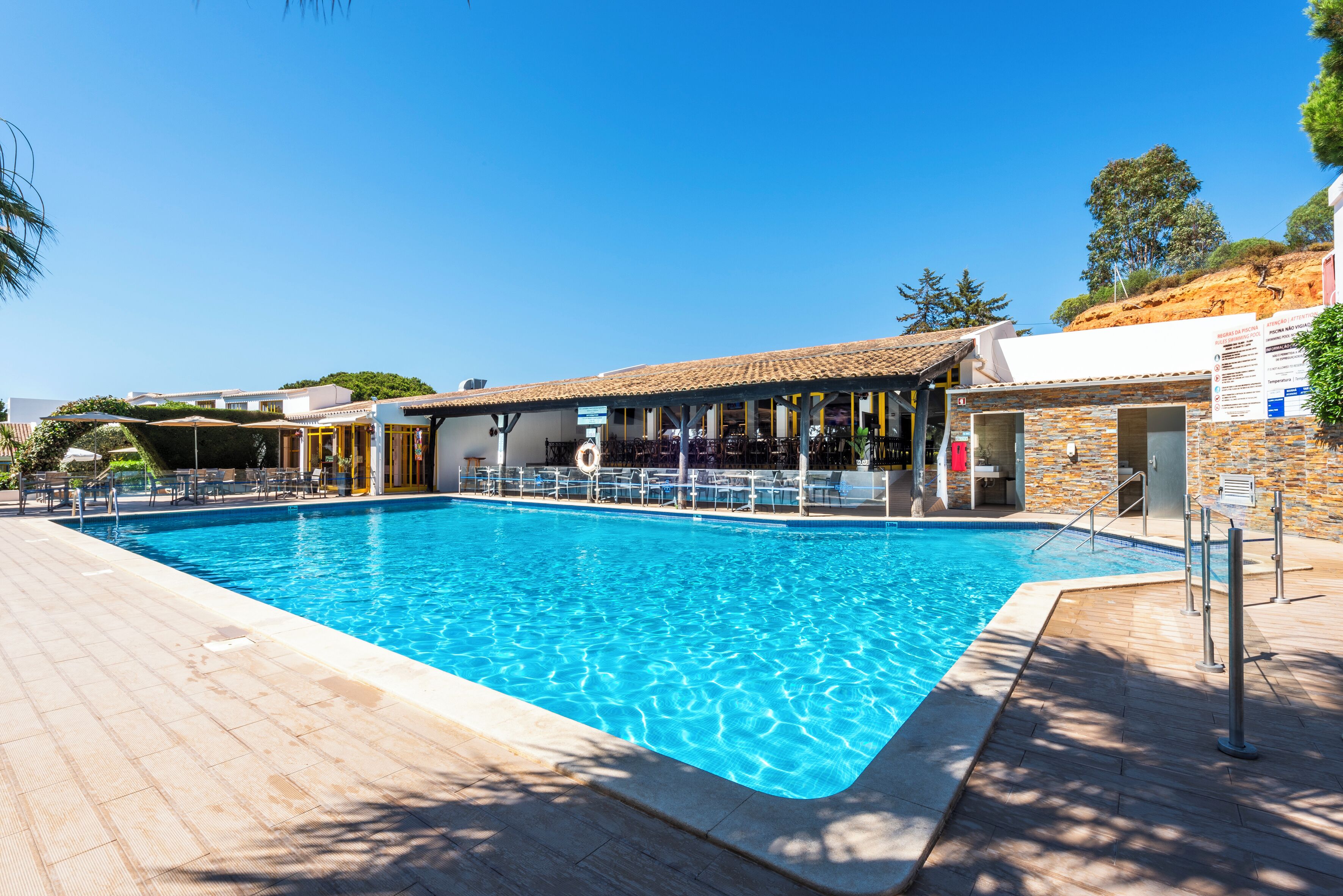 2 piscinas exteriores, guarda-sóis 