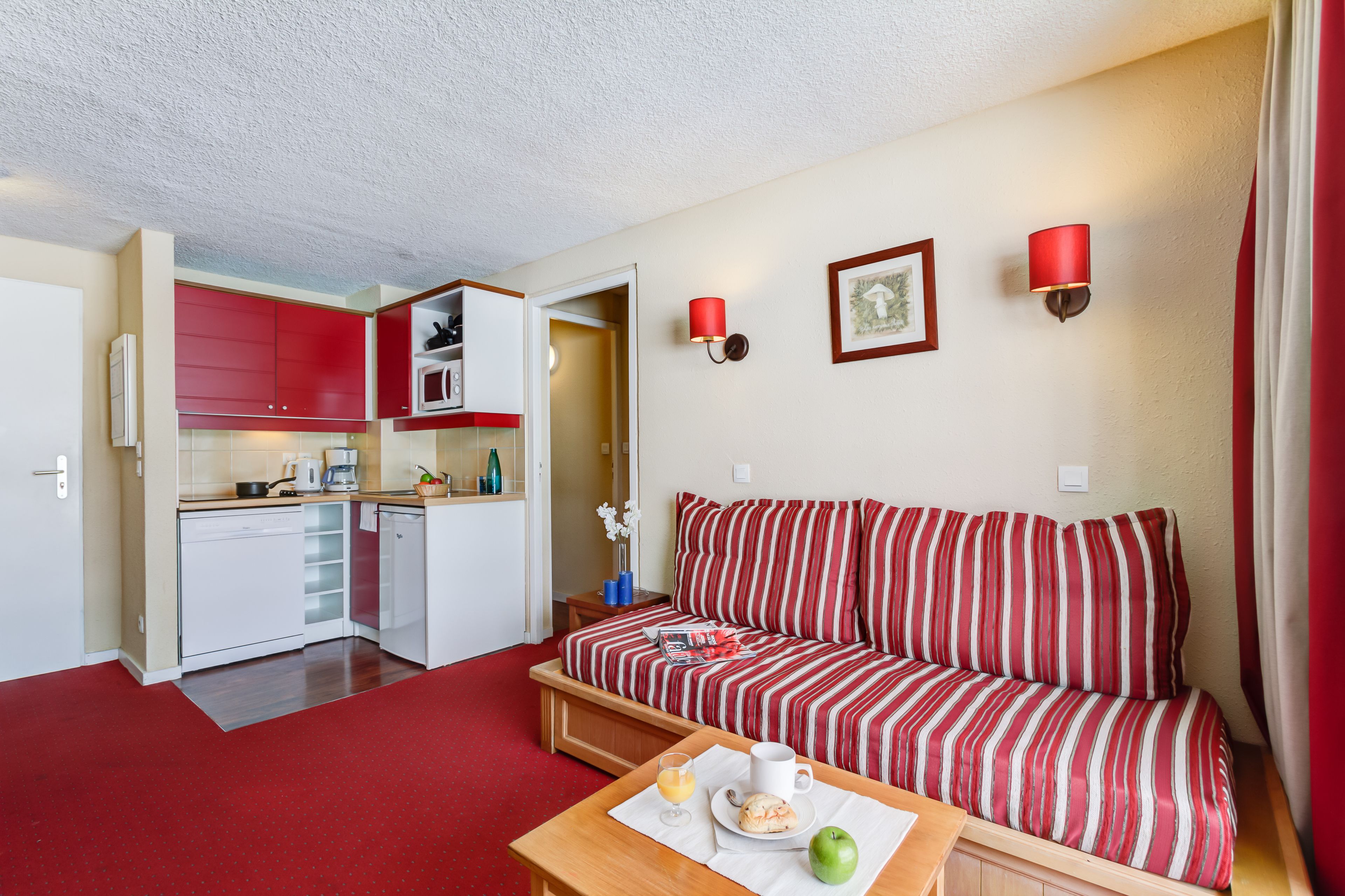 Apartamento standard, 1 quarto | Sala de estar | TV