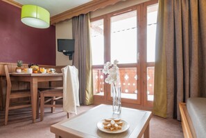 Apartamento standard, 1 quarto (5 people / 5 personnes) | Sala de estar | TV