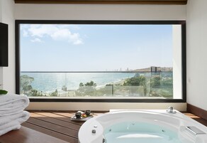 Signature Seaview Suite With Hot Tub | Área de estar | TV de tela plana 40 polegadas com canais via satélite, TV