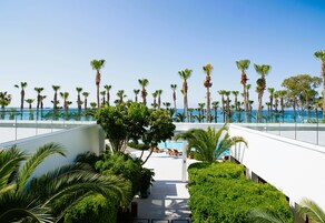 Piscina interior, piscina exterior, guarda-sóis, espreguiçadeiras 