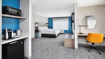 Suite, 1 cama king-size e sofá-cama (Living Area) | Cofre no quarto, secretária, ferro/tábua de engomar