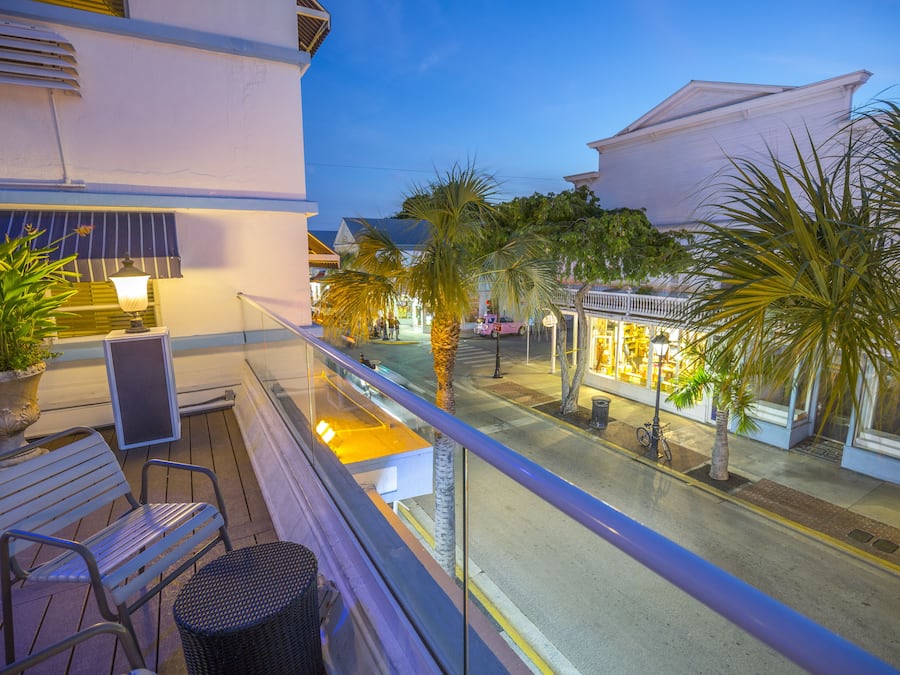 Terraço com espreguiçadeiras