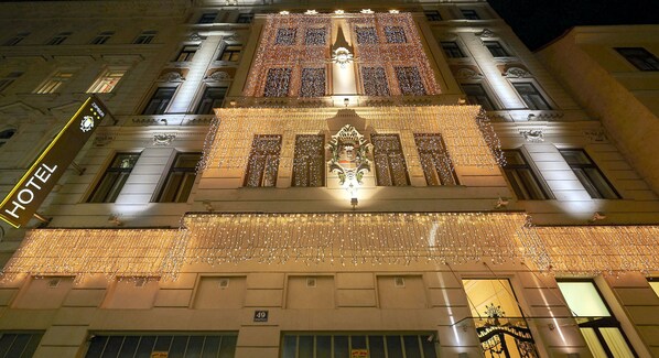 Fachada do alojamento (tarde/noite)