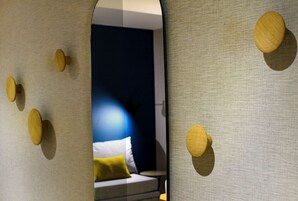 Roupas de cama premium, cofres nos quartos, escrivaninha