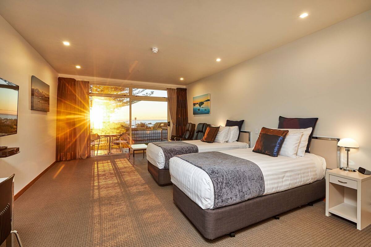 Roupas de cama premium, cortinas blackout, ferros/tábuas de passar roupa