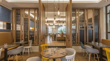 Pequenos-almoços, almoços, jantares servidos, cozinha francesa