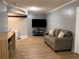 Quarto solteiro romântico, 1 cama King, banheira de imersão, vista para a montanha | Área de estar | TV de tela plana 32 polegadas com canais a cabo, TV