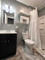 Quarto Individual, 1 cama queen-size, não fumadores | Casa de banho | Uma combinação polibã/banheira, um secador de cabelo (mediante pedido) 