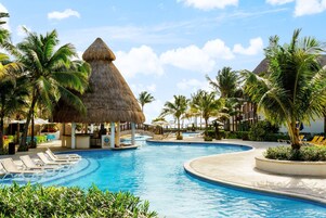 Piscina externa, guarda-sóis, espreguiçadeiras