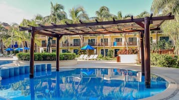 Piscina exterior, guarda-sóis, espreguiçadeiras