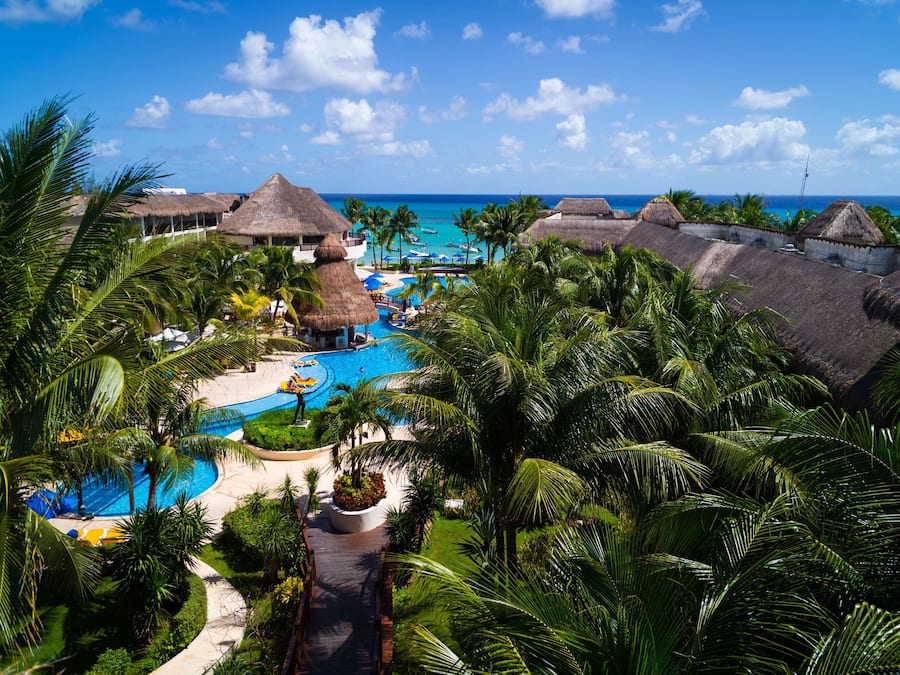 Piscina exterior, guarda-sóis, espreguiçadeiras