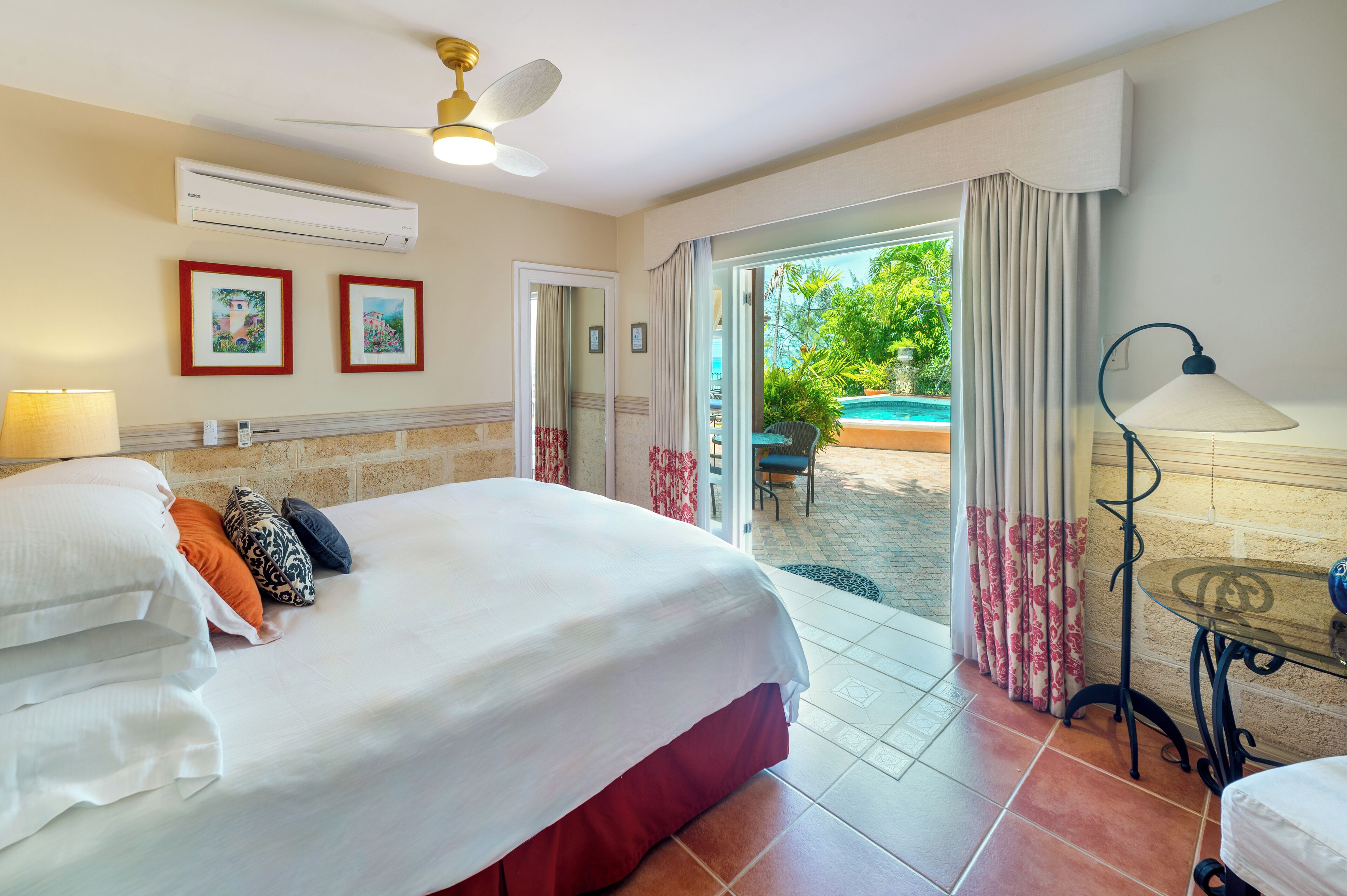 Quarto Deluxe, 1 cama king-size, vista parcial para o mar, junto à piscina | Roupa de alta qualidade, edredões de penas, camas de colchão pillowtop 