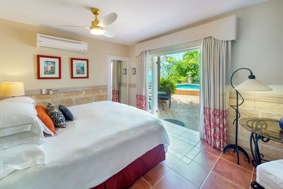 Quarto Deluxe, 1 cama king-size, vista parcial para o mar, junto à piscina | Roupa de alta qualidade, edredões de penas, camas de colchão pillowtop