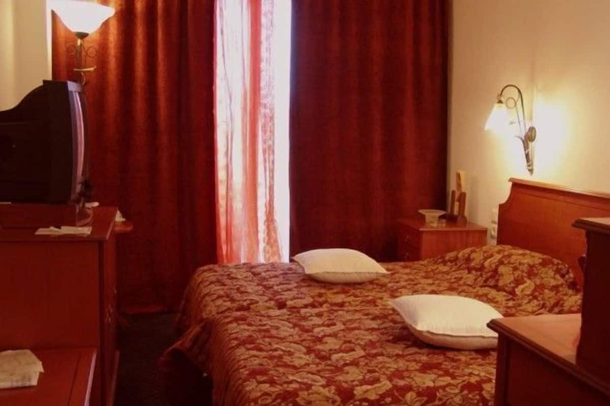 Frigobar, cofres nos quartos, escrivaninha, quartos à prova de som