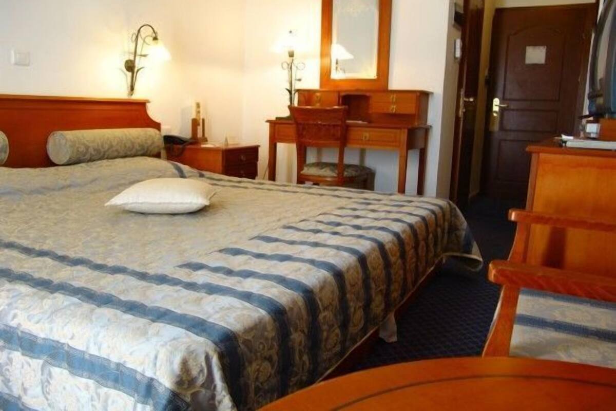 Frigobar, cofres nos quartos, escrivaninha, quartos à prova de som