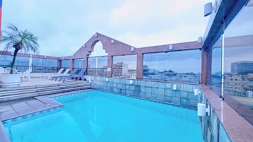 Piscina exterior, espreguiçadeiras