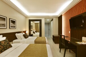 Quarto luxo, 2 camas de solteiro | Cofres nos quartos, escrivaninha, espaço de trabalho para notebook