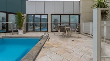 Piscina exterior, espreguiçadeiras