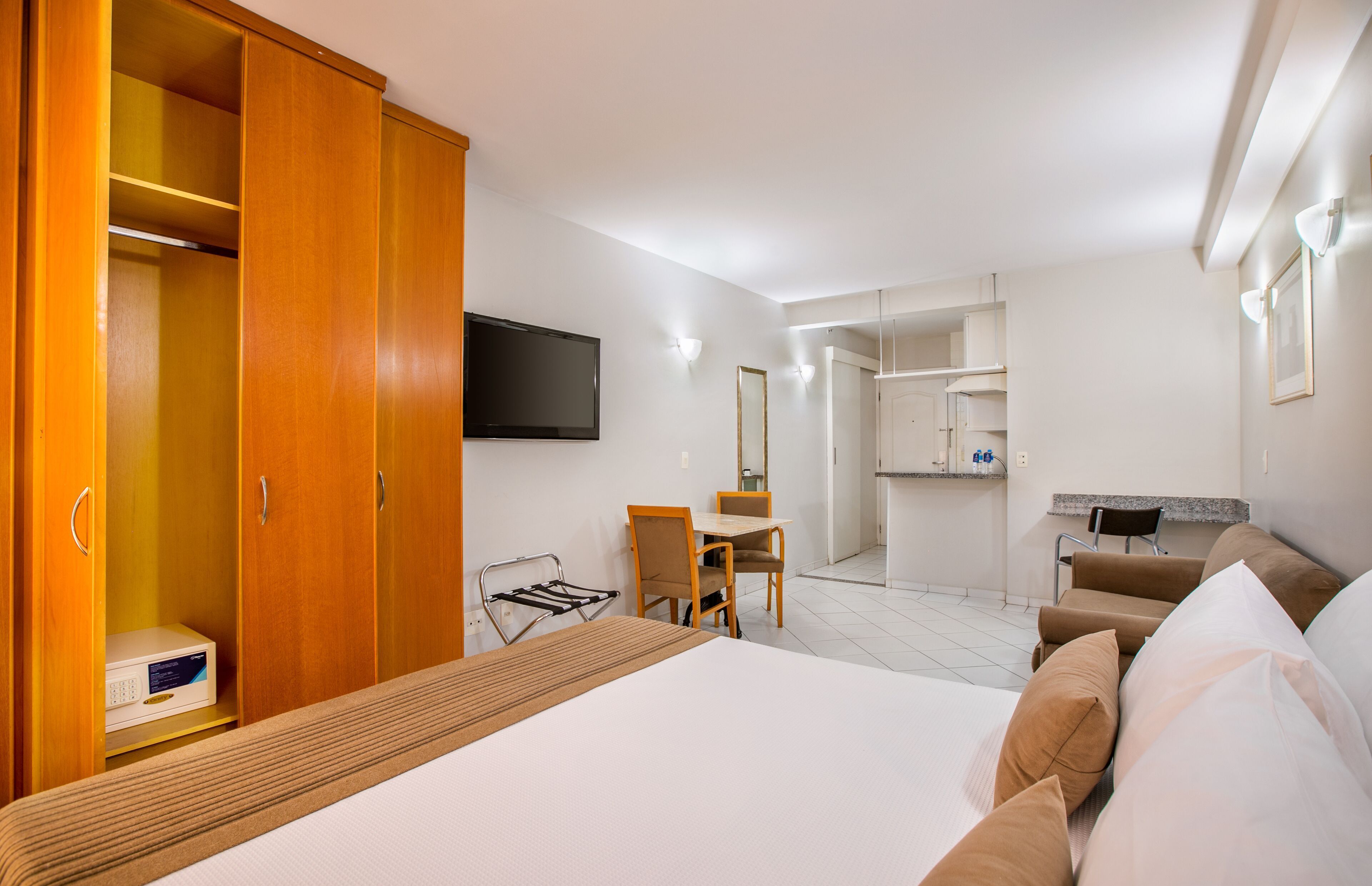 Roupa hipoalergénica, minibar, cofre no quarto, secretária 
