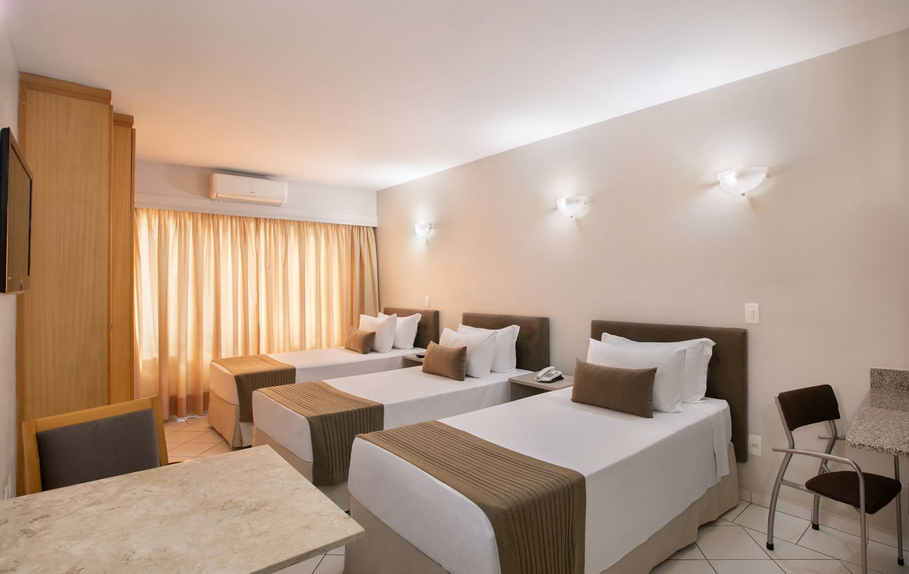 Roupa hipoalergénica, minibar, cofre no quarto, secretária 