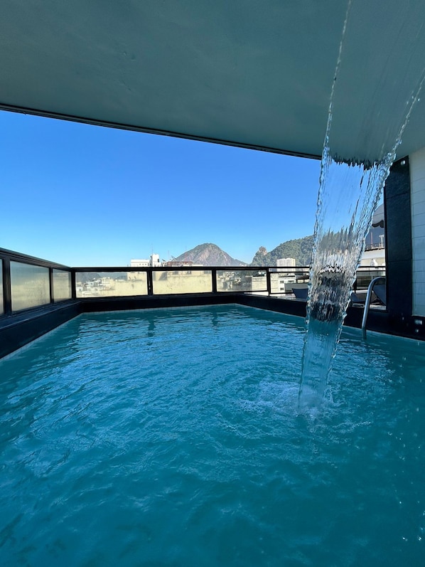 Piscina externa, espreguiçadeiras