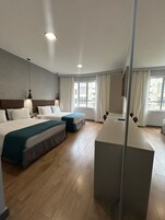 Frigobar, cofres nos quartos, escrivaninha