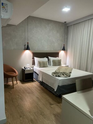 Minibar, cofre no quarto, secretária 