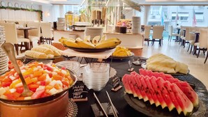 Buffet com diversas frutas e um aviso indicando salada de frutas.