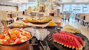 Café da manhã com buffet grátis todos os dias
