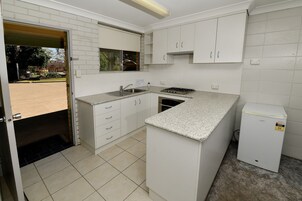 Minifrigorífico, uma chaleira elétrica 