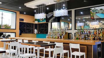 Pequenos-almoços, almoços, jantares servidos, cozinha internacional