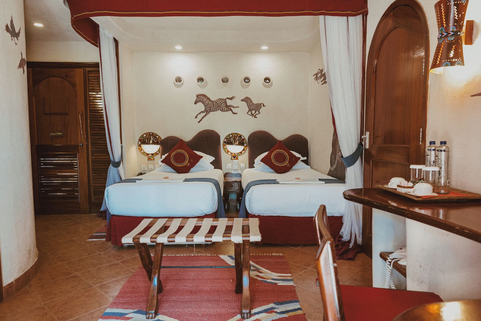Quarto Twin Standard, vista para o parque | Cofre no quarto, secretária 