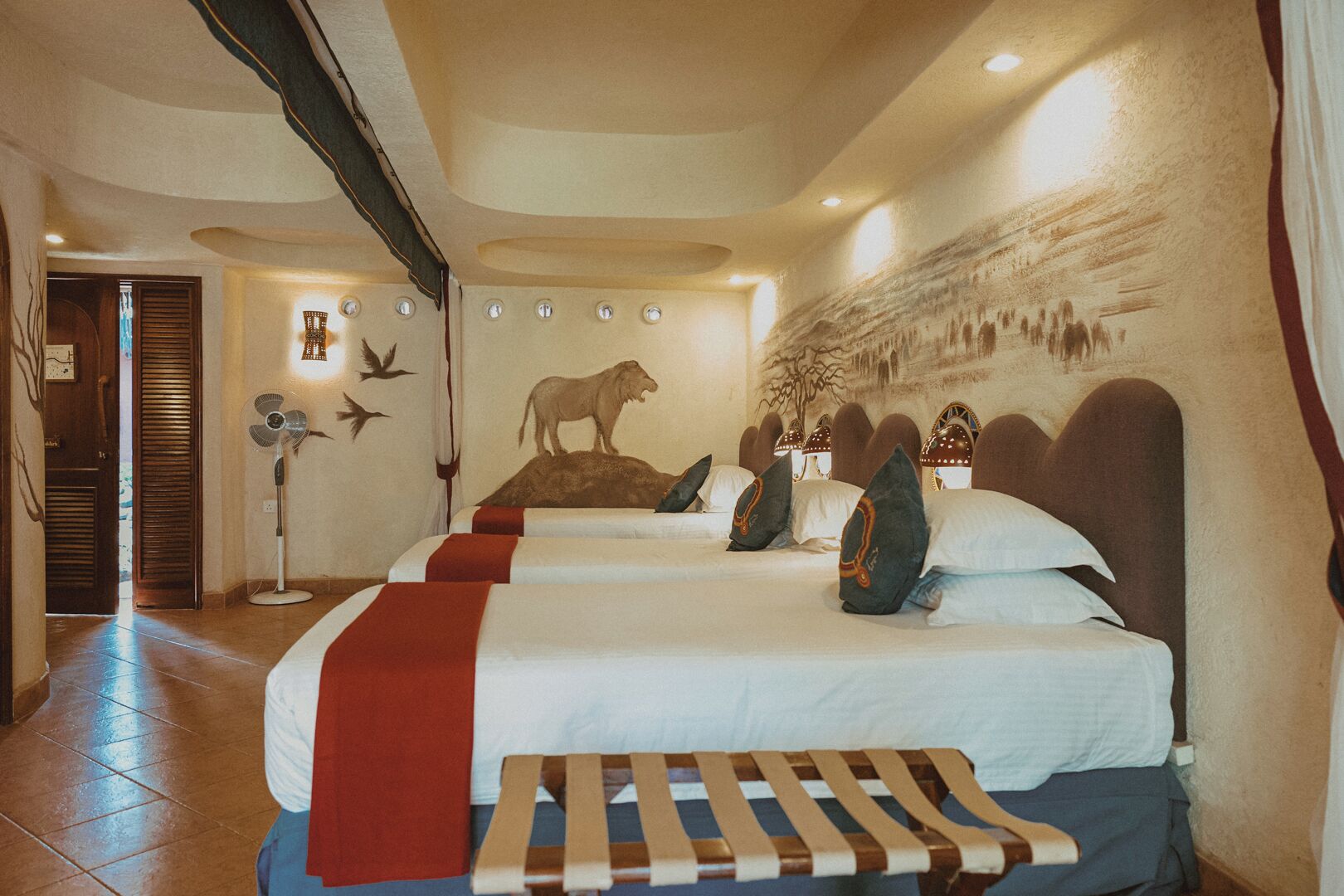 Quarto Triplo Standard | Cofre no quarto, secretária 