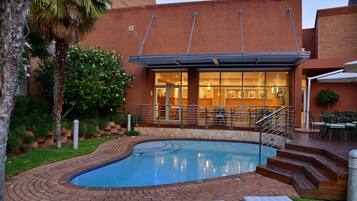 Piscina exterior, guarda-sóis, espreguiçadeiras