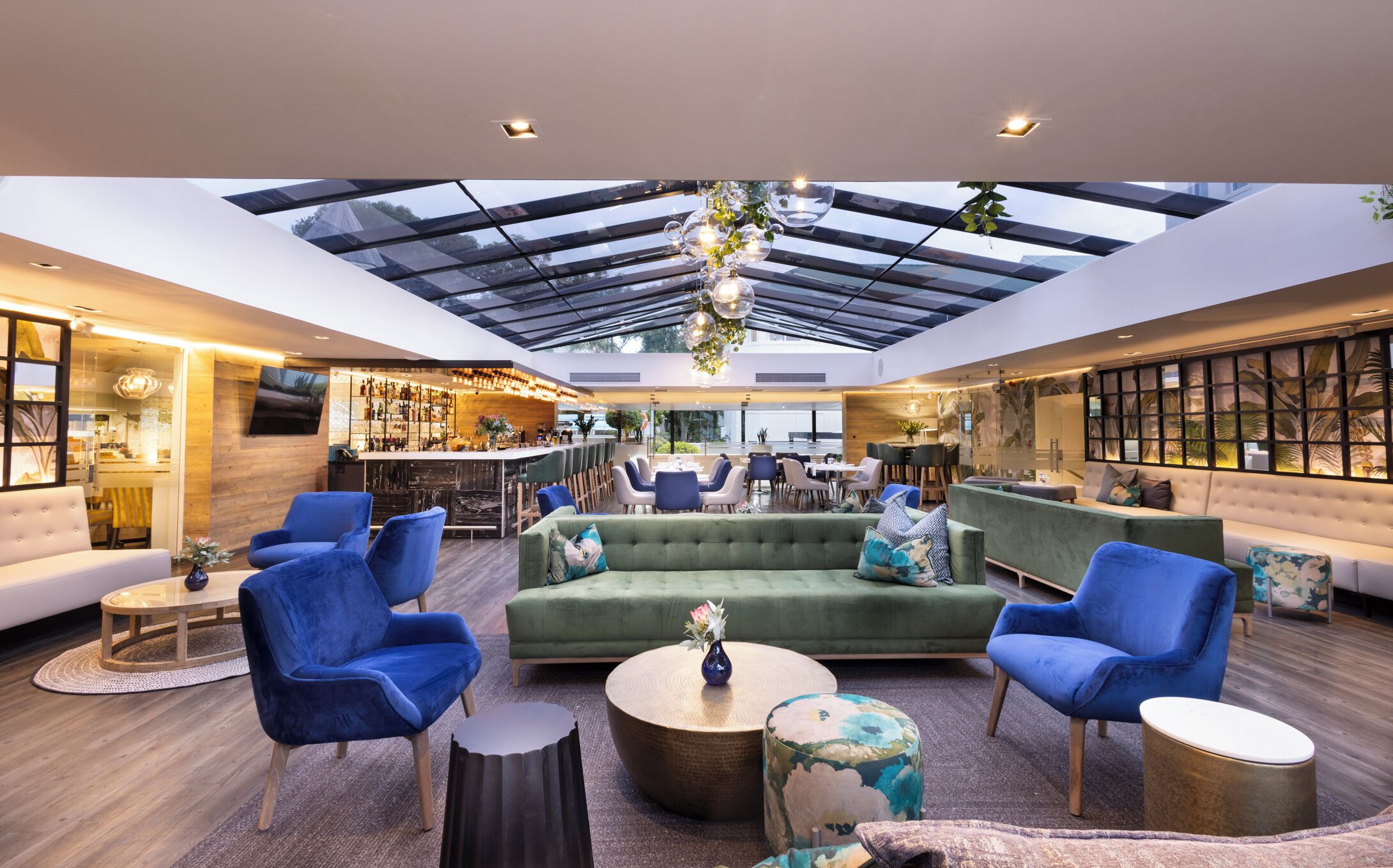 Serve almoço e jantar 