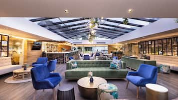 Serve almoço e jantar