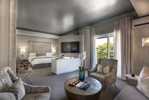 Suite-Estúdio Executiva | Minibar, cofre no quarto, secretária 