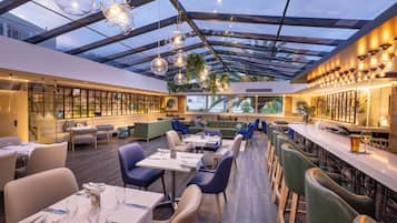 Serve almoço e jantar