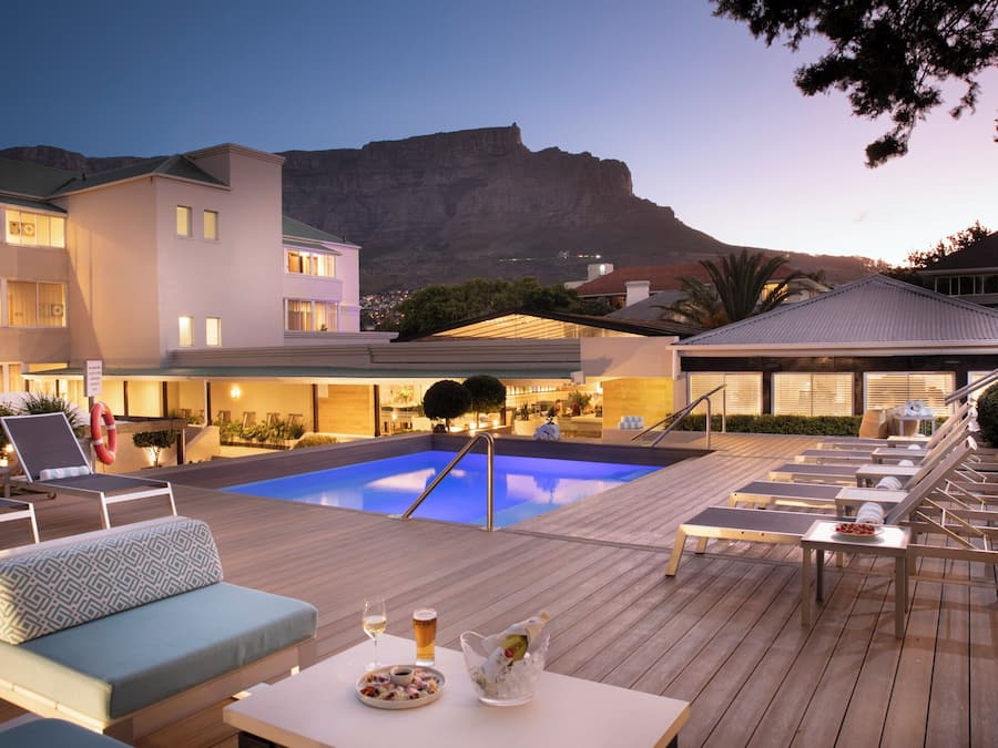 Piscina exterior, espreguiçadeiras