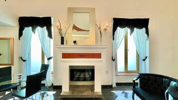 Master Suite | Minibar, cofre no quarto, secretária, cortinas/cortinados opacos