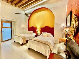 Quarto Standard, 2 camas de casal | Minibar, cofre no quarto, secretária, cortinas/cortinados opacos