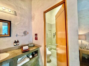 Quarto standard, 1 cama King | Banheiro | Produtos de toalete grátis, secador de cabelo, toalhas de banho 