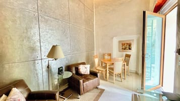 Suíte júnior, 1 cama King | Frigobar, cofres nos quartos, escrivaninha, cortinas blackout